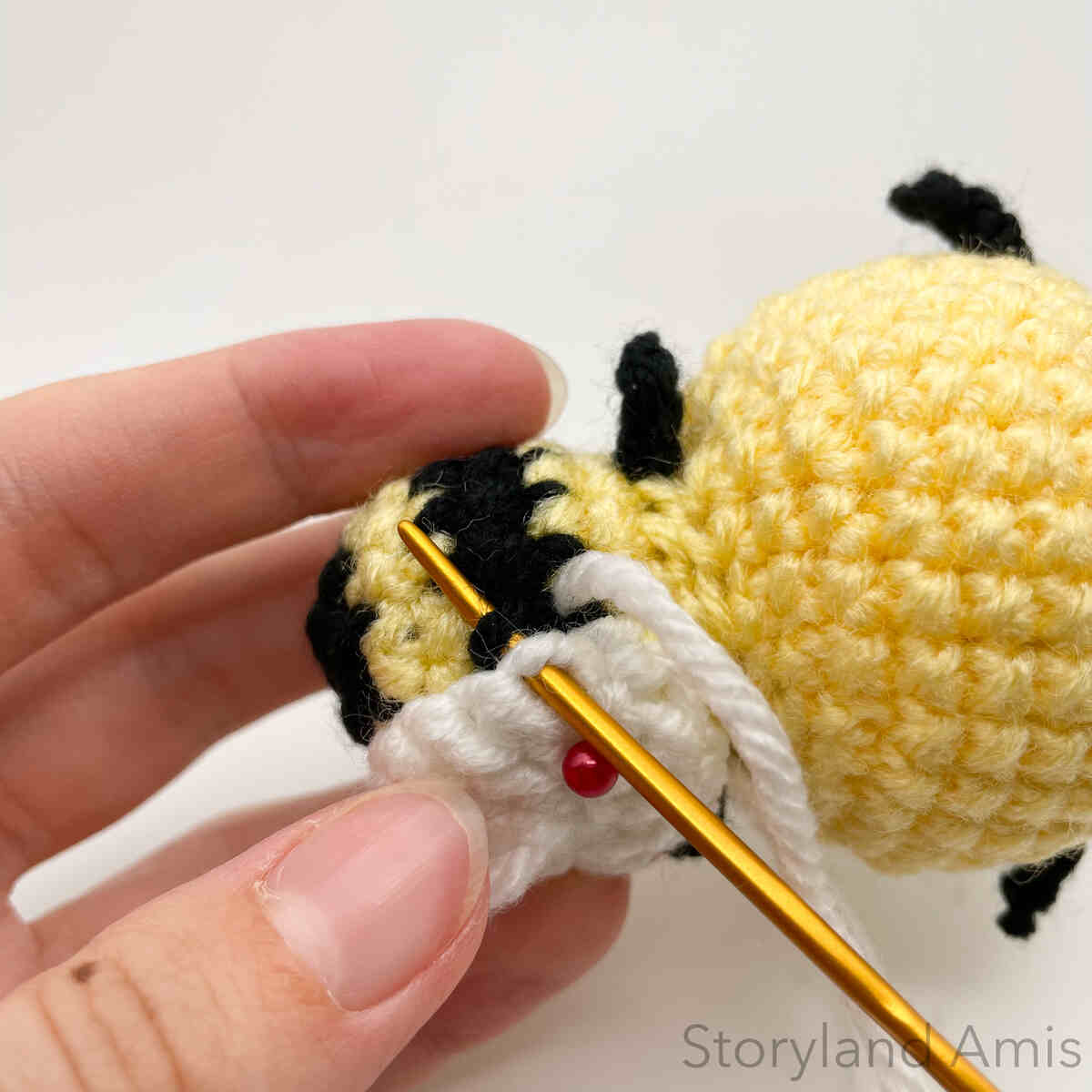 Free Bee Amigurumi Pattern - Crochet Tutorial With Video - Storyland Amis