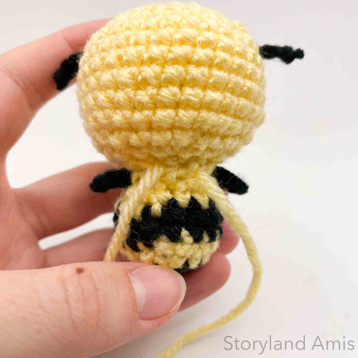Free Bee Amigurumi Pattern - Crochet Tutorial With Video - Storyland Amis